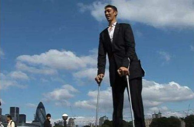 Cel mai inalt om din lume, indragostit de o romanca